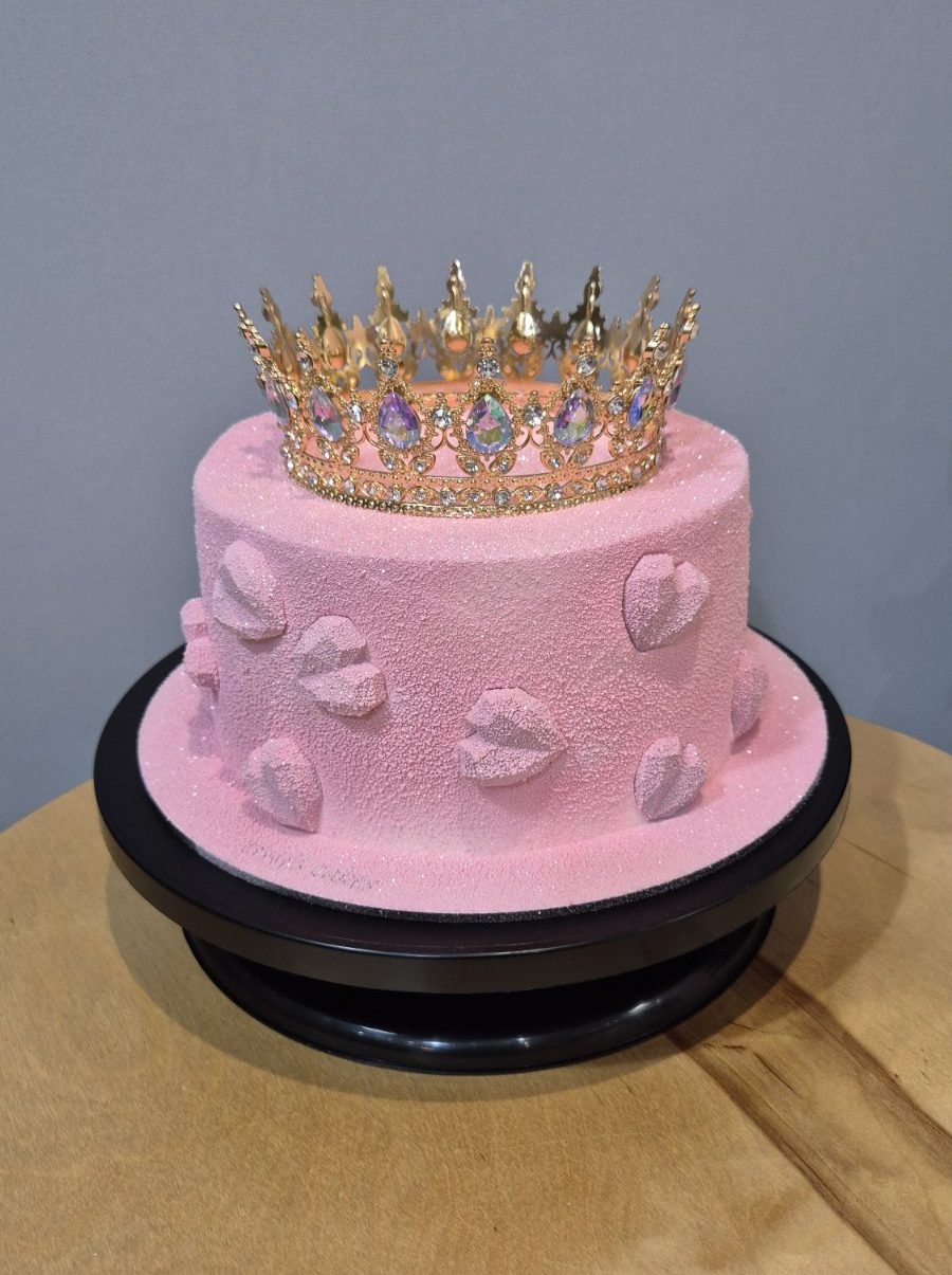 Tort cu Coroană Elegantă - Emy's Cakes