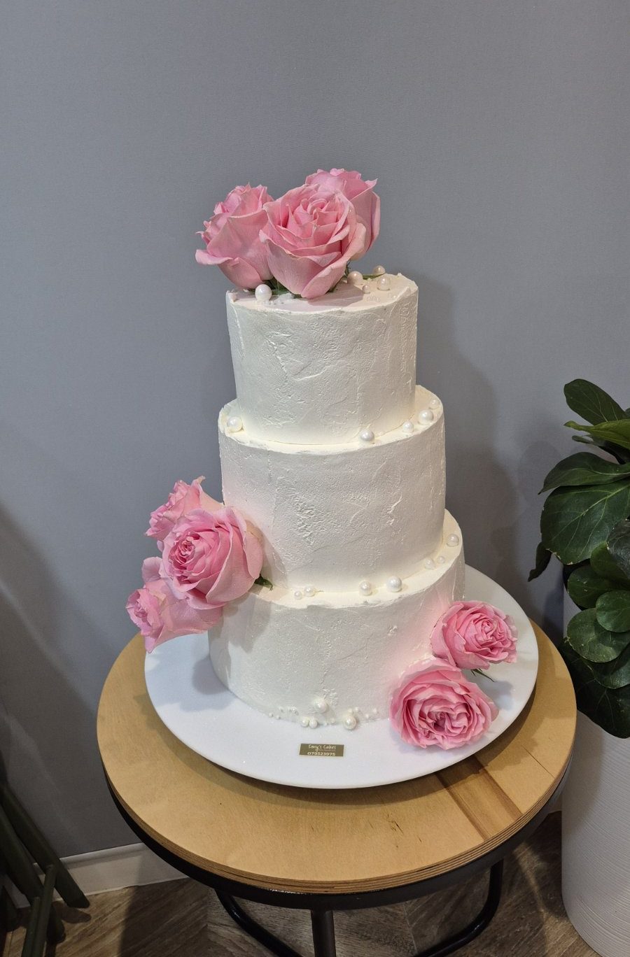 Tort de nuntă cu flori vii, 3 nivele - Emy's Cakes